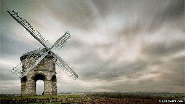 Chesterton windmill: Petition grows in fight to save 'landmark' - BBC News