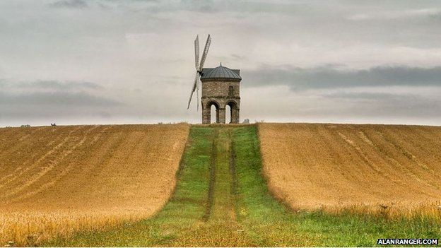Chesterton windmill: Petition grows in fight to save 'landmark' - BBC News