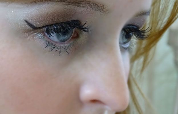 How do blind people put on their make-up? - BBC News