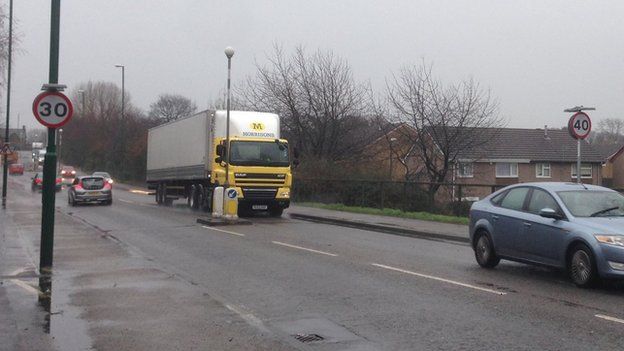 Confusion over different speed limit signs in Nottingham road - BBC News