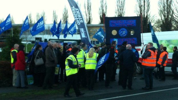 Derby's Merrill Academy strike: School shut over pay rise dispute - BBC ...