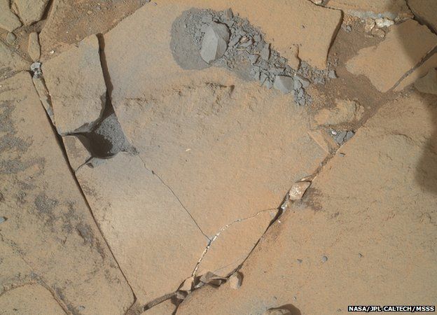 Curiosity rover clobbers Mars rock - BBC News