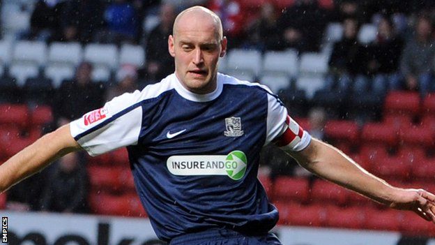Adam Barrett rejoins Southend United on six-month deal - BBC Sport