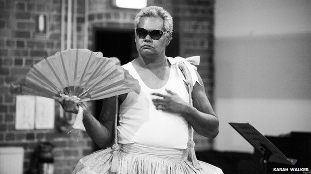 Australia's Aboriginal comedians fight prejudice with wit - BBC News