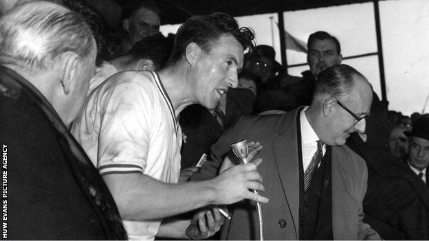 Cardiff City: 1960 promotion captain Danny Malloy dies aged 84 - BBC Sport
