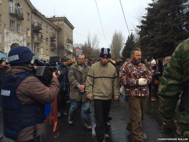 Ukraine crisis: Army retreats at Donetsk airport - BBC News