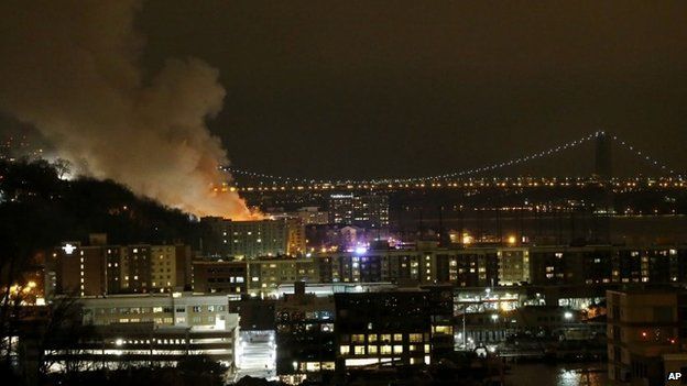 Huge fire razes New Jersey block of flats - BBC News
