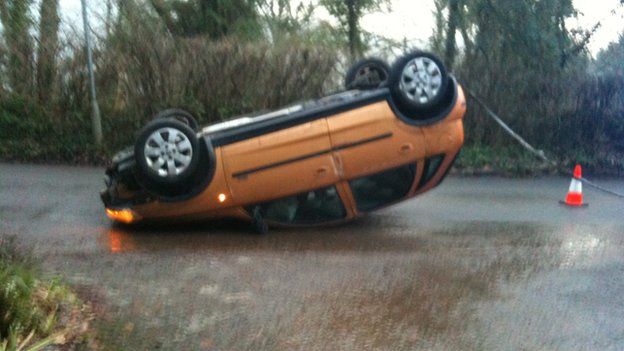 Car overturns in Cardiff rush hour crash - BBC News