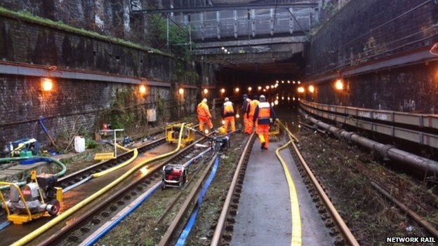 Thameslink services resume on after tunnel flood - BBC News