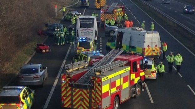 M4 Cardiff crash: Coach firm praise for those who helped - BBC News