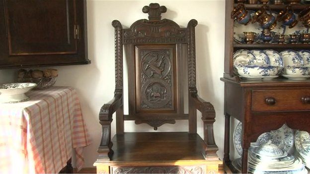Bid to buy Pwllheli chair from 1921 eisteddfod - BBC News