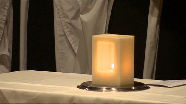 York Minster candles mark Holocaust Memorial Day - BBC News