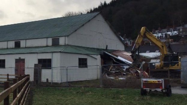 Bulldozers move in to demolish Corwen Pavilion - BBC News