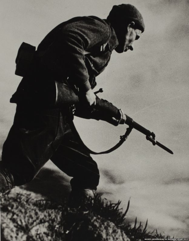 Spanish Civil War: Rediscovered photos in Navarra museum - BBC News