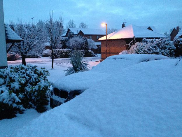 Fresh snow brings travel disruption in England - BBC News