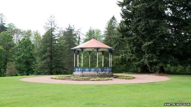 Police search for serial Crieff parks flasher - BBC News