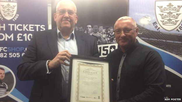 Vicar Phil Lamb becomes Hull FC's first poet laureate - BBC News