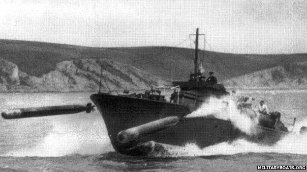 WW2 torpedo boat takes to the water in Somerset - BBC News
