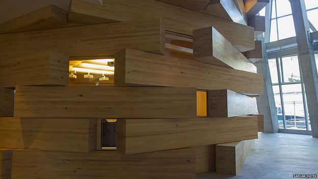 Frank Gehry's 'brown paper bag' opens in Sydney - BBC News