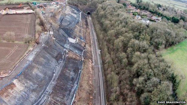 Landslip on Chiltern Line: Rail route 'shut for weeks' - BBC News