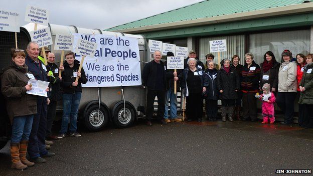 Demonstration held in favour of Strathy South wind farm - BBC News