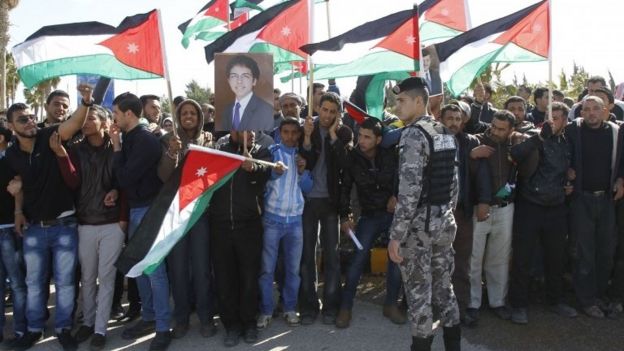 Fox News explains why it showed Jordan pilot video - BBC News