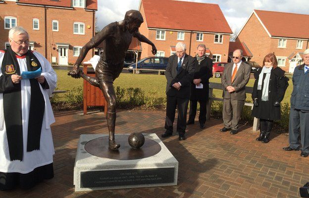 Colchester United: Peter Wright statue at Layer Road site - BBC News