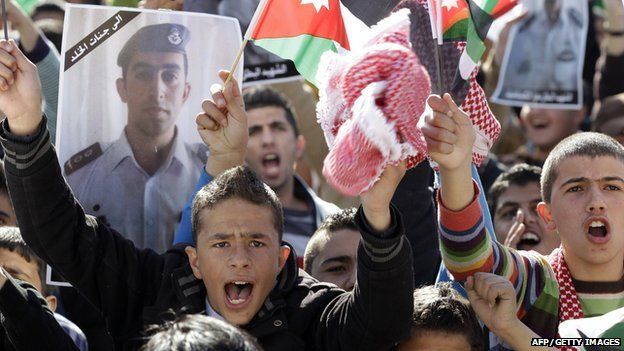 Jordanians write messages on missiles targeted at IS - BBC News