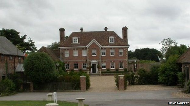 Fire damages Parley Manor wedding venue - BBC News