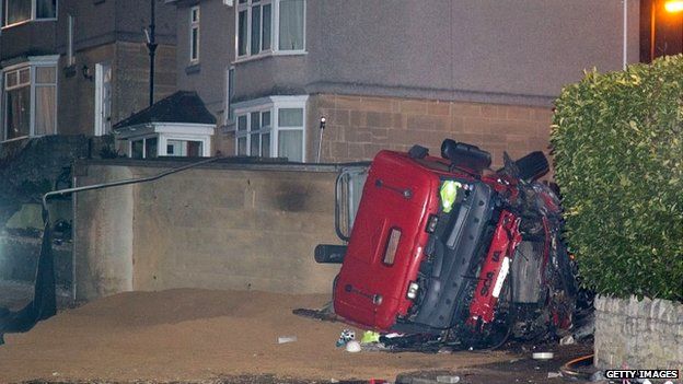 Bath crash: Three Welsh men and girl, 4, killed in truck crash - BBC News
