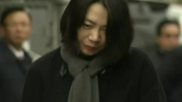 Korean Air executive jailed in 'nut rage' case - BBC News