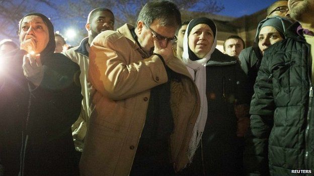 In pictures: Chapel Hill candlelit vigil - BBC News