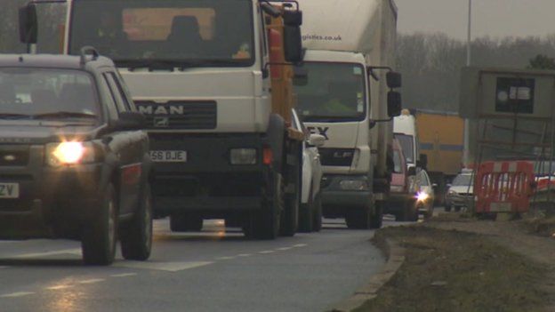 Traffic chaos on A483 and A55 Chester Posthouse roundabout - BBC News