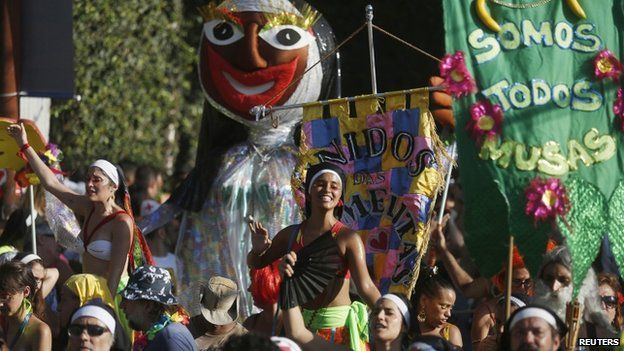 Brazil carnival: Party season begins in Rio - BBC News