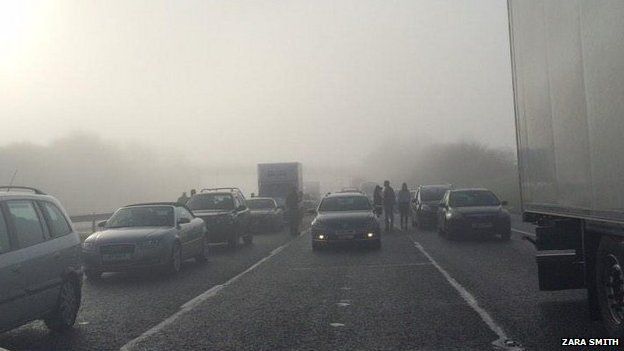 About 40 vehicles in M40 fatal crash in Oxfordshire - BBC News