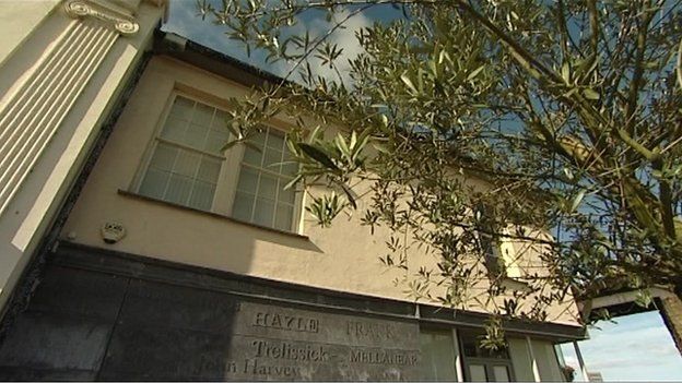 Crown Currency Exchange scam trio jailed - BBC News