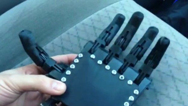 Pontypool girl's prosthetic hand made with 3D printer - BBC News