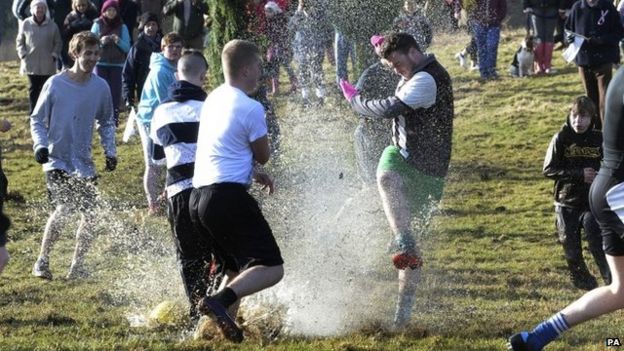 Hundreds gather for Alnwick Shrovetide game - BBC News