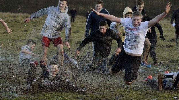 Hundreds gather for Alnwick Shrovetide game - BBC News