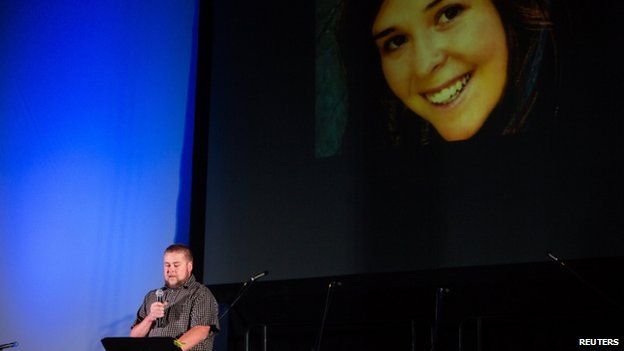Kayla Mueller candlelit memorial vigil held in Arizona - BBC News