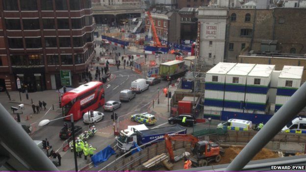 Cyclist killed in Victoria lorry crash - BBC News