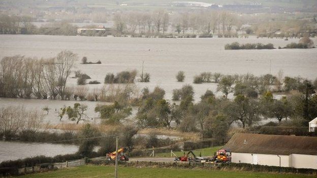 Widespread flood alerts as 'supertides' rise - BBC News