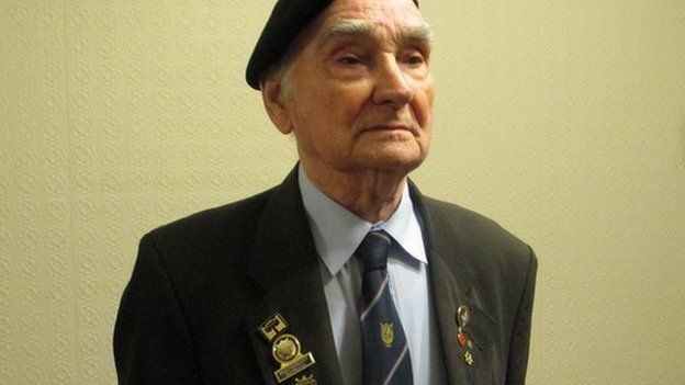 Welsh World War Two veterans receive Legion d'Honneur - BBC News