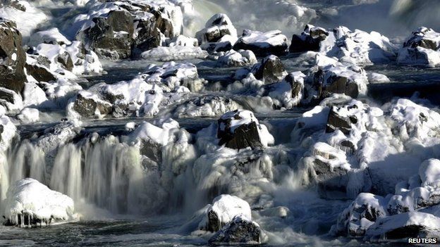 Deadly cold hits US East for second day - BBC News