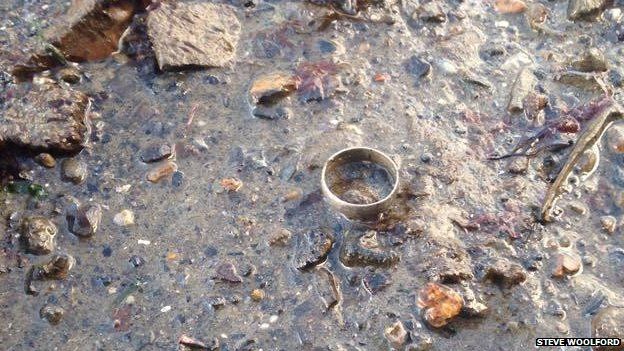Wedding ring lost by husband found on Dorset beach - BBC News