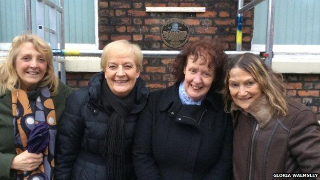 Plaque for Beatles manager Brian Epstein unveiled in Liverpool - BBC News