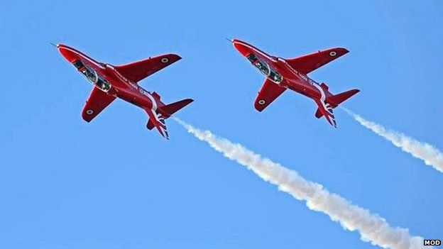 Red Arrows reveal new union jack tail design - BBC News