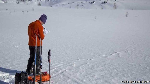 Simon Beck: Creating art with a compass and snowshoes - BBC News