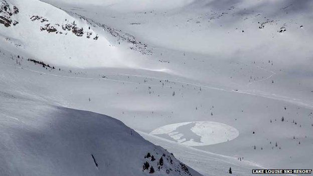 Simon Beck: Creating art with a compass and snowshoes - BBC News