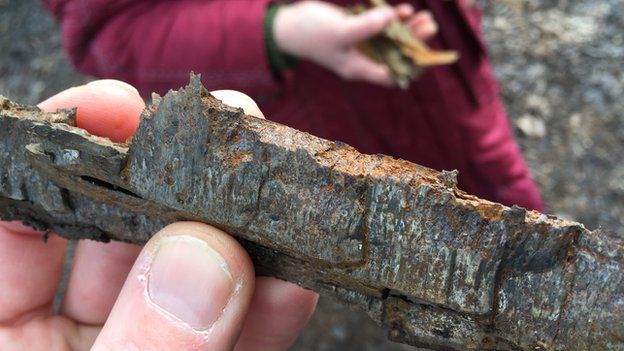 Opera and tanks on eastern Ukraine's frontline - BBC News